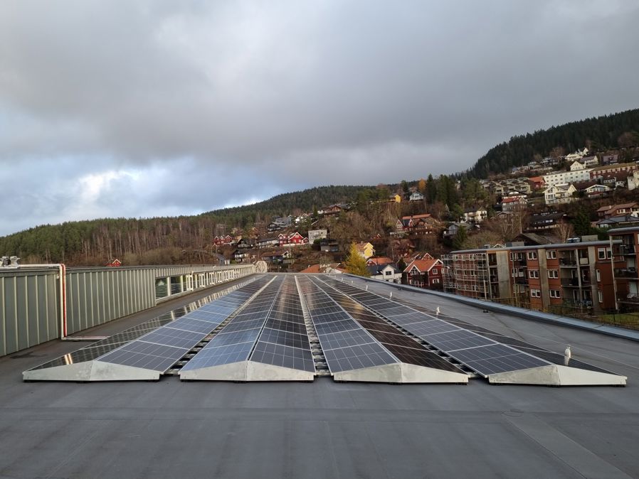 Solcellepanel på taket
